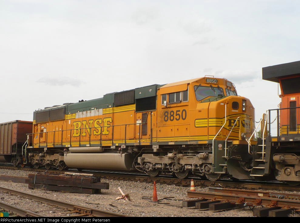 BNSF 8850